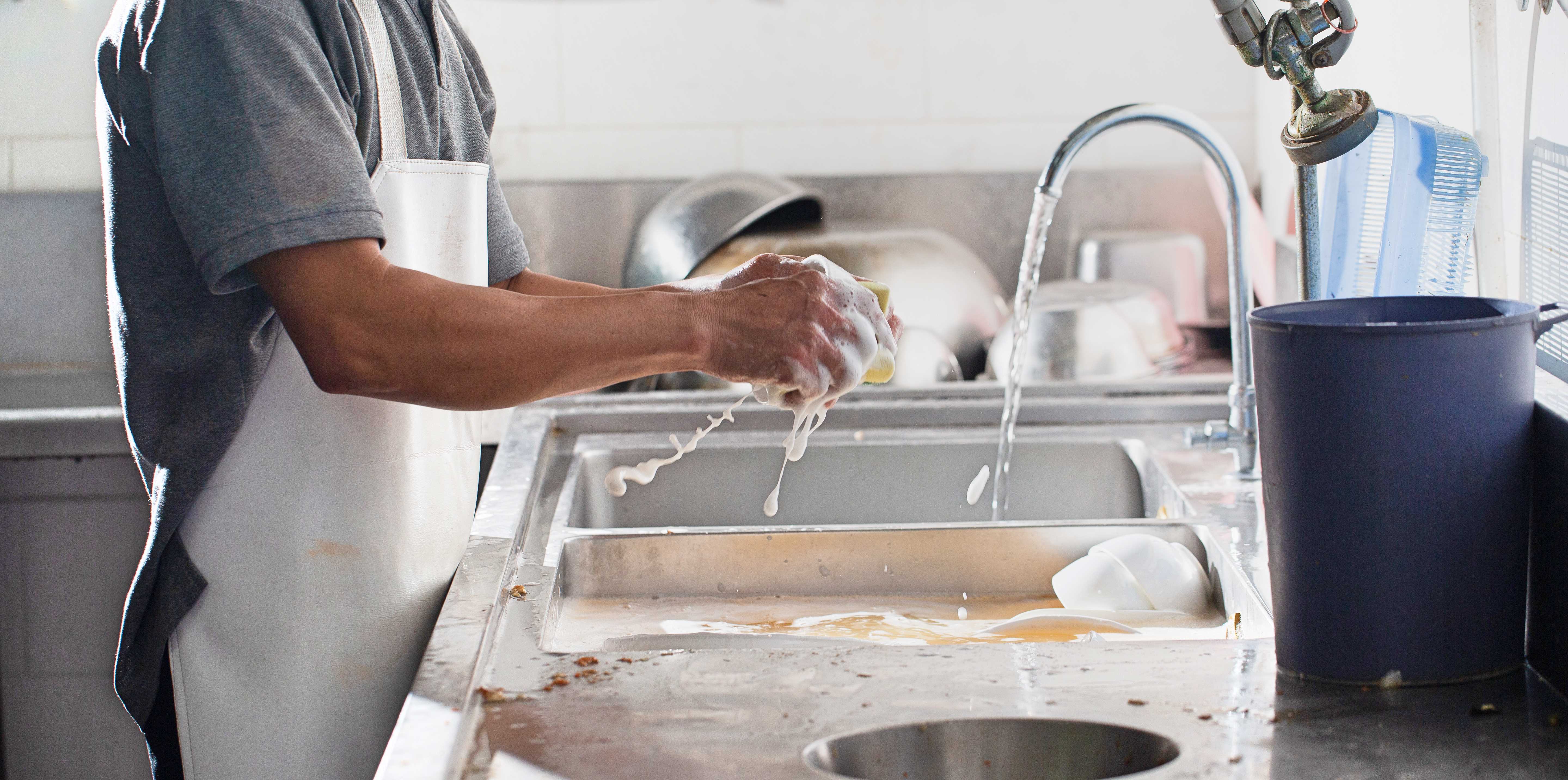 Avoid Commercial Sink Clogs in Your Dishroom
